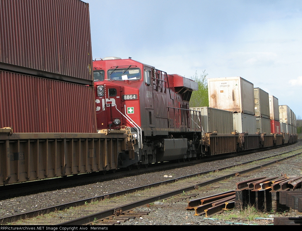 CP 8864 at mid-train DPU on a monster 114(?).